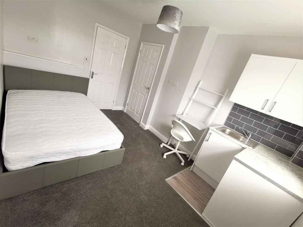 Wellington Street, Luton, Bedfordshire Mixed use - £575 pcm (£133 pw)