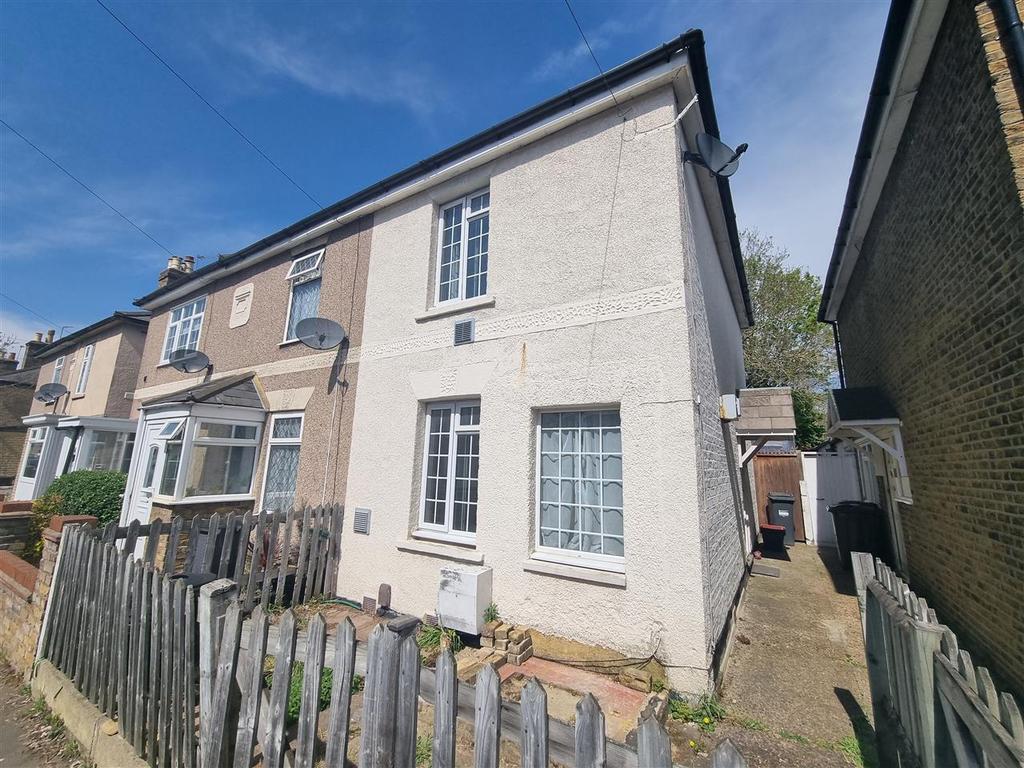 New Road, Bedfont 2 bed terraced house to rent - £1,675 pcm (£387 pw)