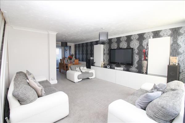 Adelaide Drive, Colchester CO2... 3 bed end of terrace house - £230,000