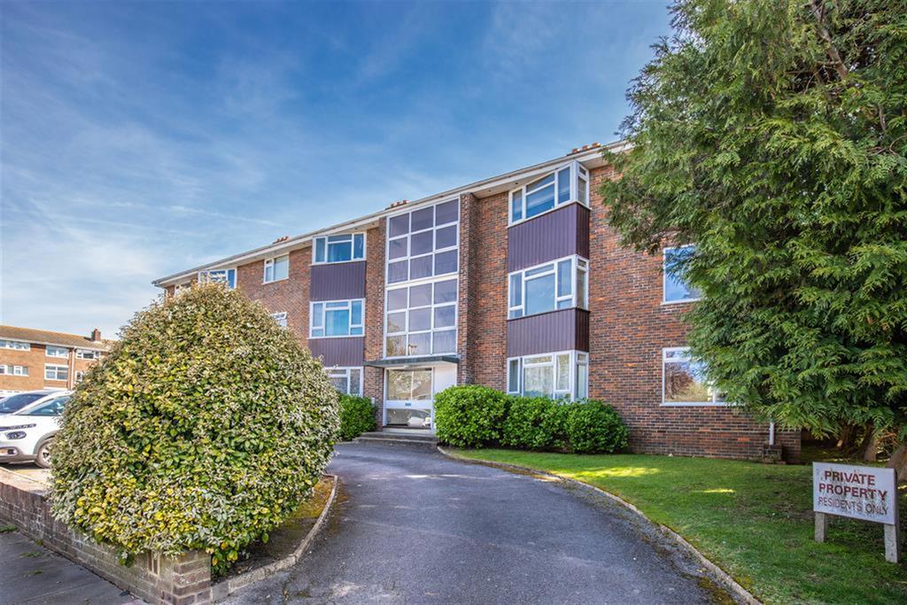 Hamilton Court, Drake Avenue, Goring... 2 bed ground floor flat - £260,000