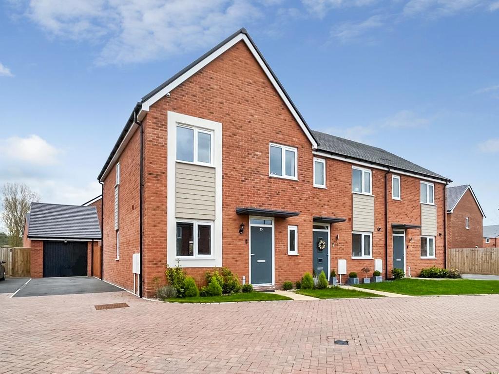Macbeth Road, Meon Vale... 3 bed end of terrace house - £300,000