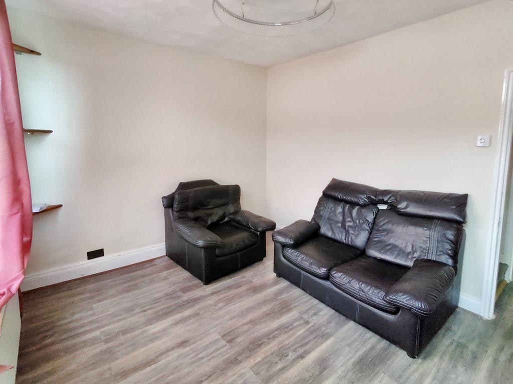 Salisbury Road, Grays RM17 2 bed terraced house - £1,200 pcm (£277 pw)