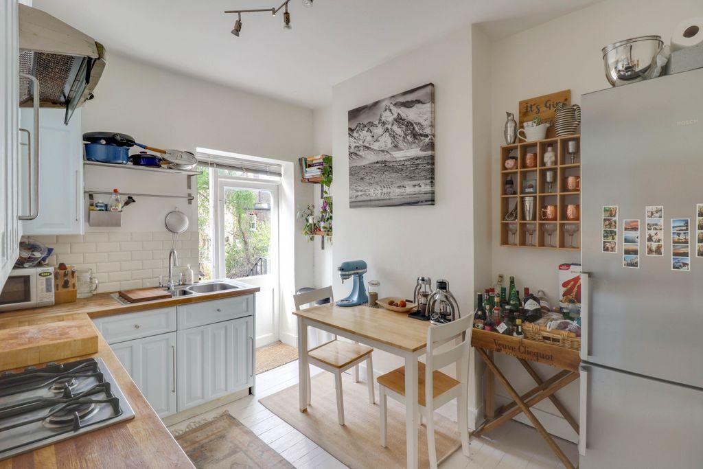 Walton Road, East Molesey KT8 0DL 2 bed maisonette - £420,000