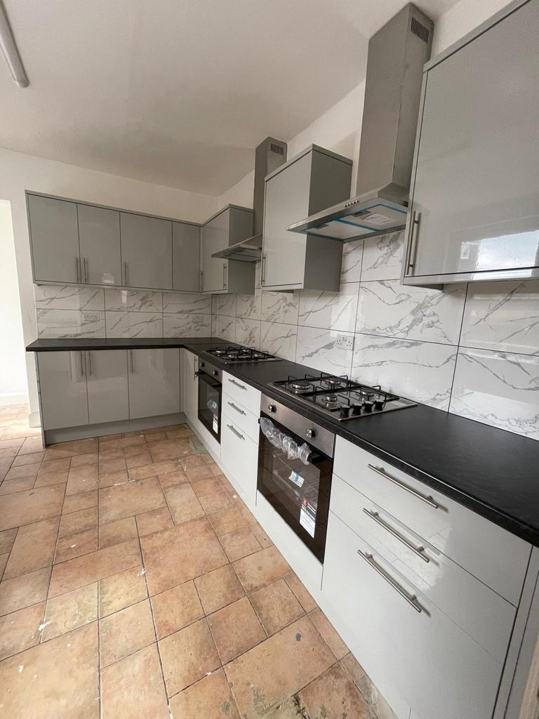 Hounslow Tw3 1 Bed Semi Detached House £550 Pcm £127 Pw