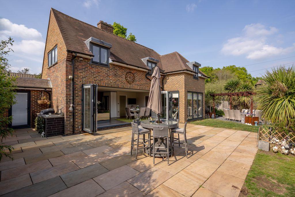 Ashtead Village 3 bed detached house - £900,000