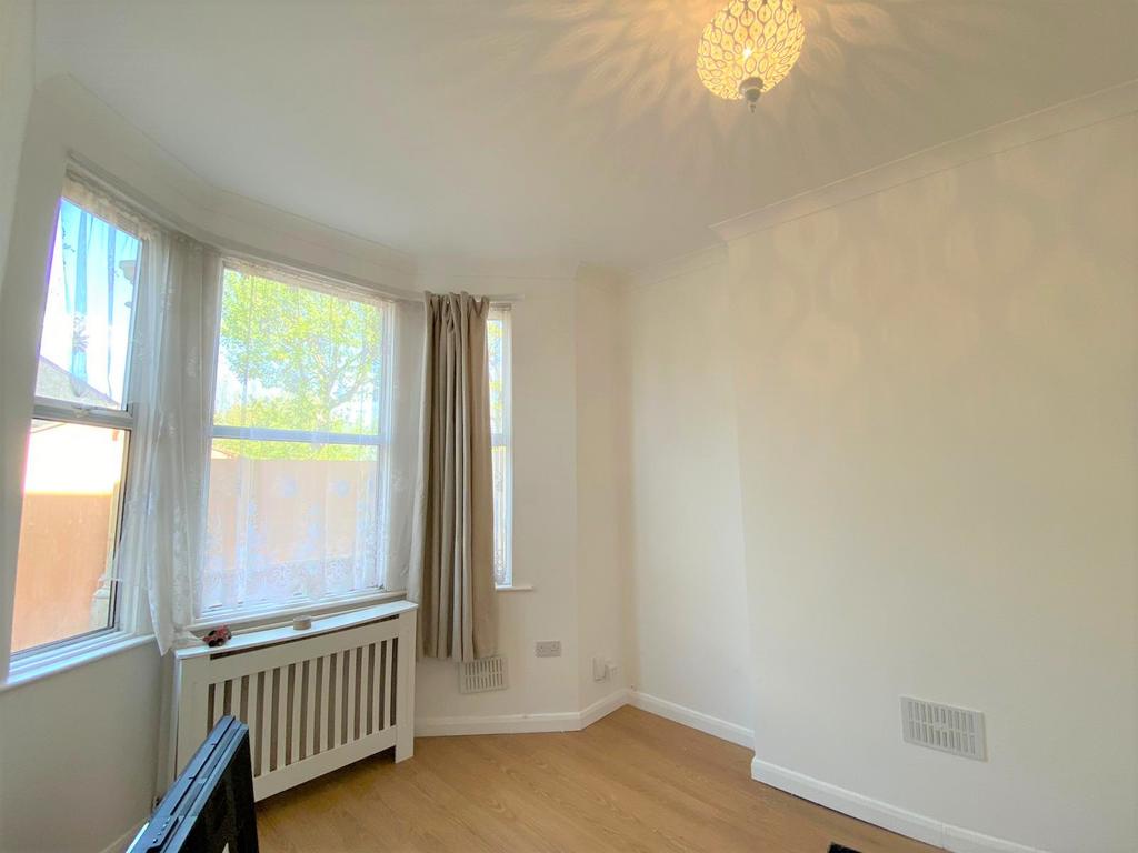 Plashet Grove, London E6 1DA 3 bed flat - £2,150 pcm (£496 pw)