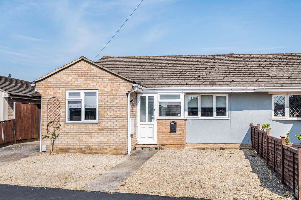 Shillbrook Avenue Carterton 3 Bed Semi Detached Bungalow £325 000