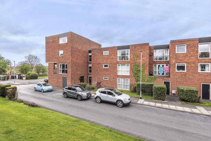 LIDGETT PARK CRT, LEEDS, LS8 1ED 2 bed flat for sale - £165,000