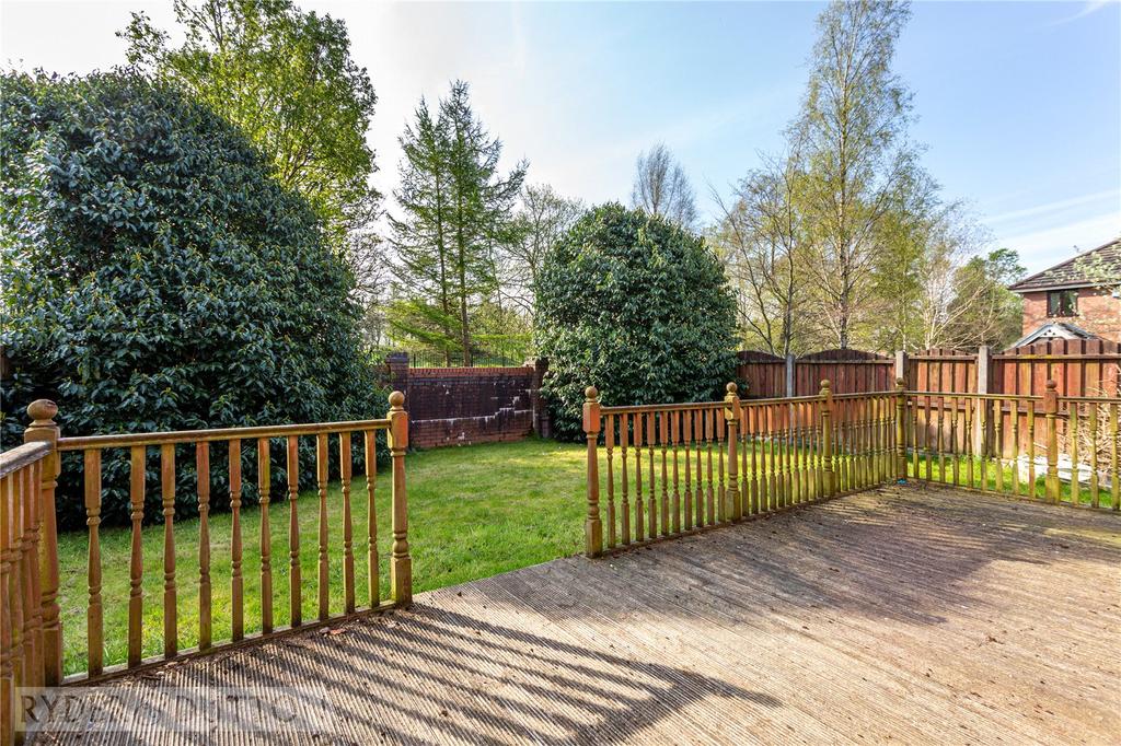 Jackson Mews, Waterhead, Oldham, OL4 3 bed detached house - £260,000