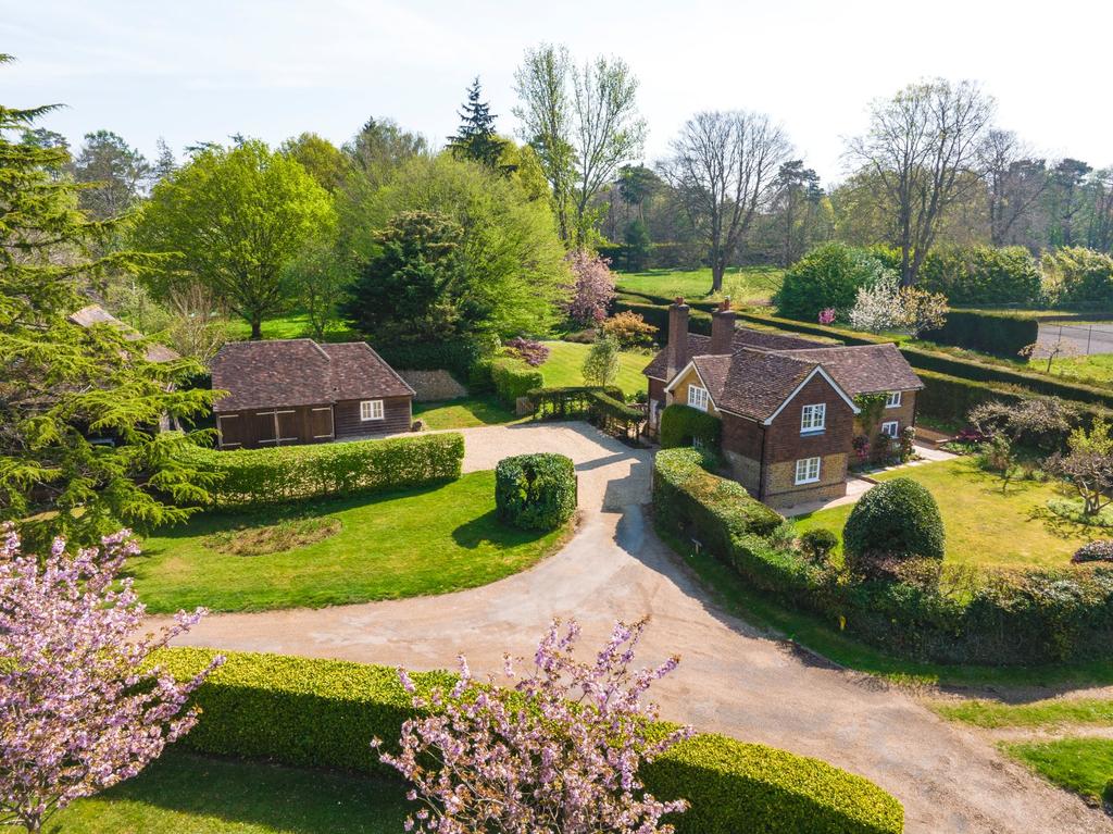 Hascombe Road, Godalming, Surrey, GU8 4 bed detached house - £1,950,000