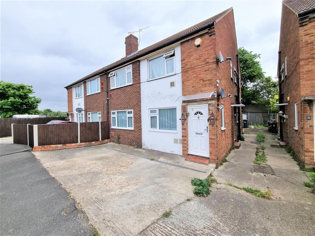 Wellington Road, Bedfont 2 bed maisonette - £1,300 pcm (£300 pw)