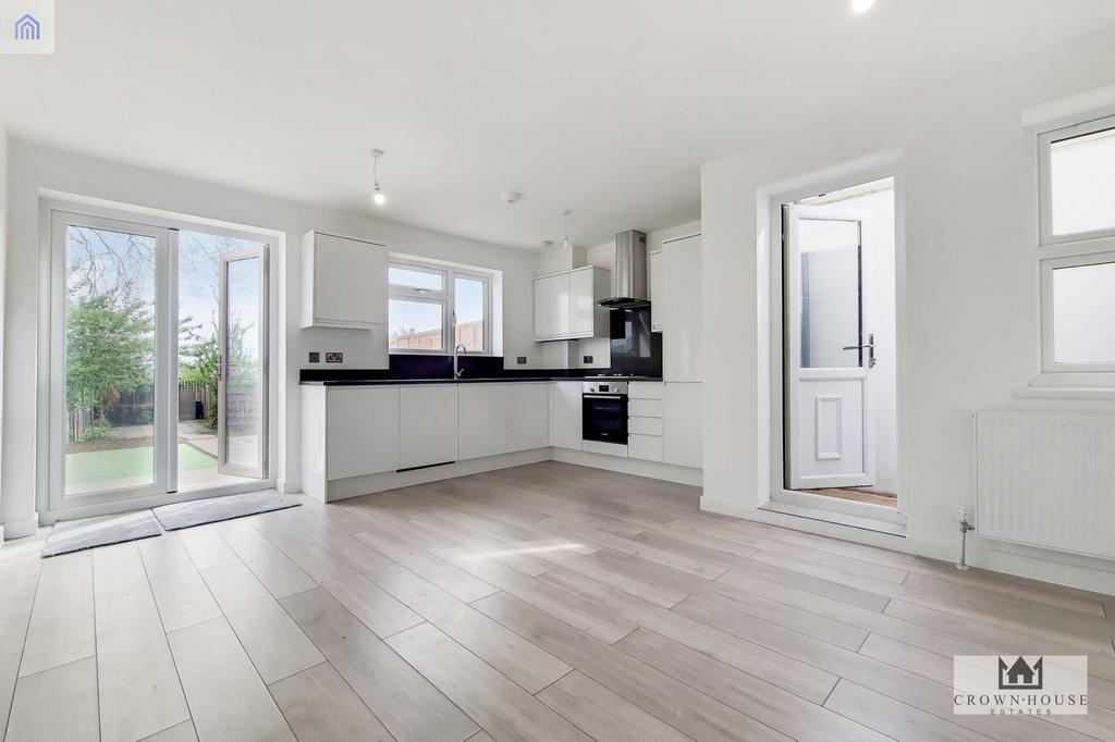 Beaconsfield Road, London, N11 2 bed apartment - £475,000