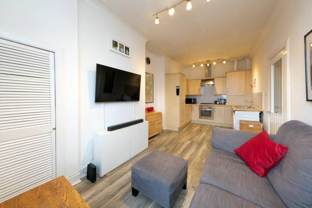 12/9 Willowbrae Road, EDINBURGH 1 bed flat - £150,000