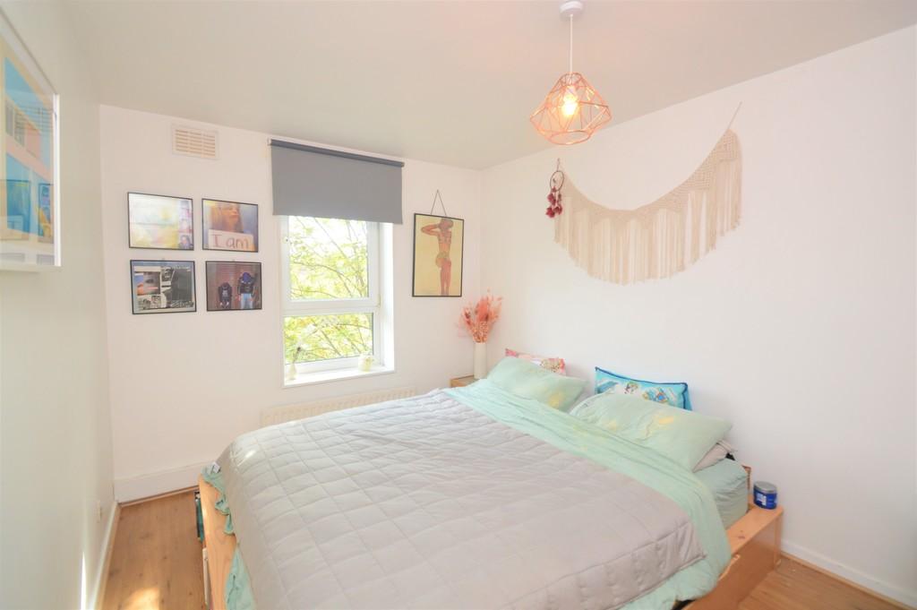 Congleton Grove, London, SE18 7HN 1 bed apartment - £199,995