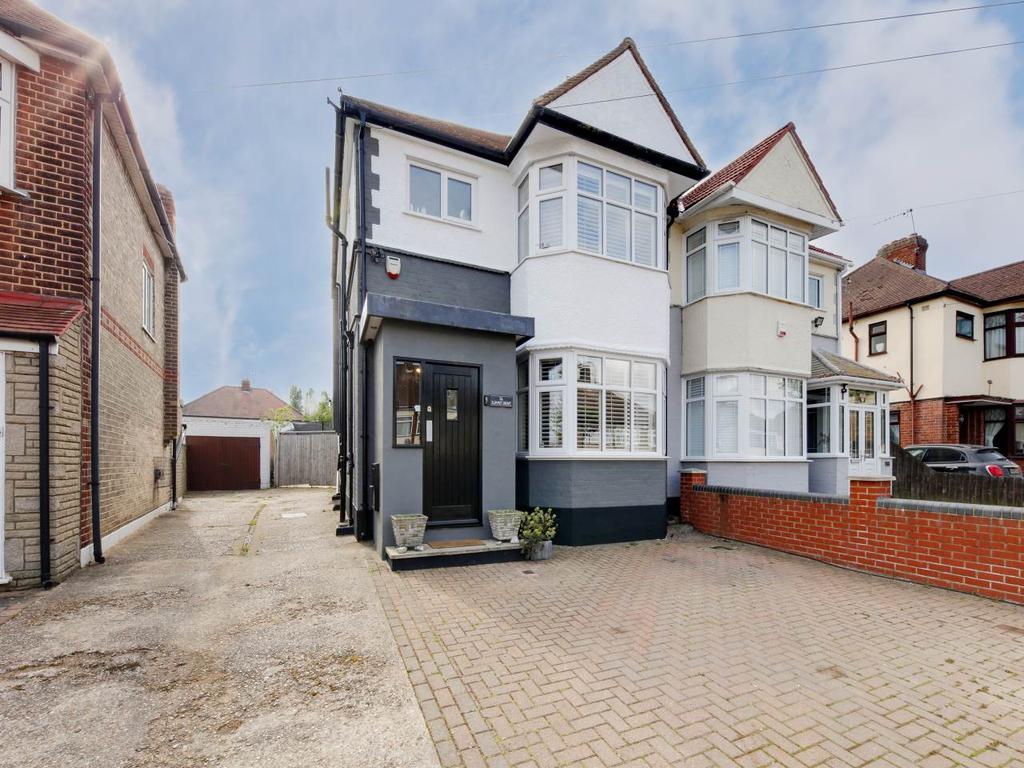 Summit Drive Woodford Green Essex 3 Bed House £600 000