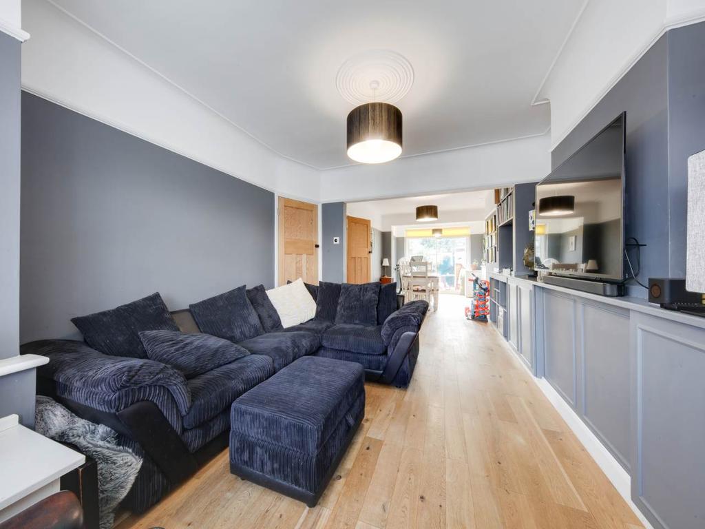 Summit Drive Woodford Green Essex 3 Bed House £600 000