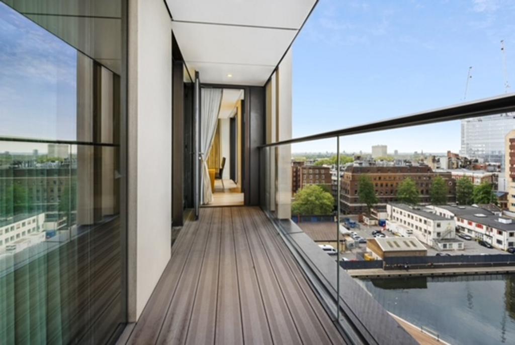 3 Merchant Square, London, W2 1BF 3 bed apartment - £5,997 pcm (£1,384 pw)