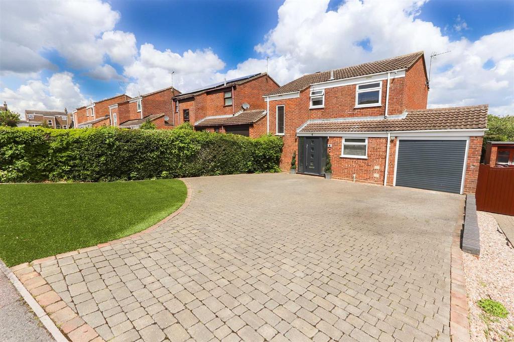 Malvern Drive, Linslade 3 bed link detached house - £475,000