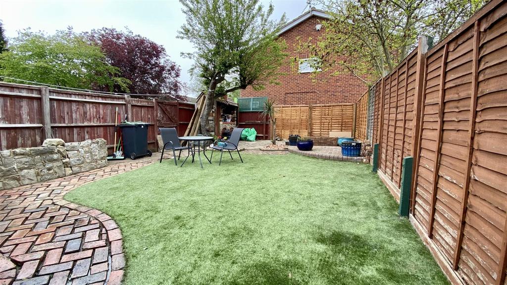 Pear Tree Avenue, Ditton, ME20 6EB 3 bed end of terrace house - £375,000