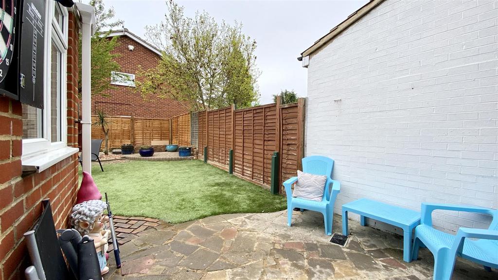 Pear Tree Avenue, Ditton, ME20 6EB 3 bed end of terrace house - £375,000