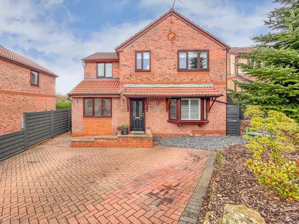 The Burrows, Batley 4 bed detached house - £330,000