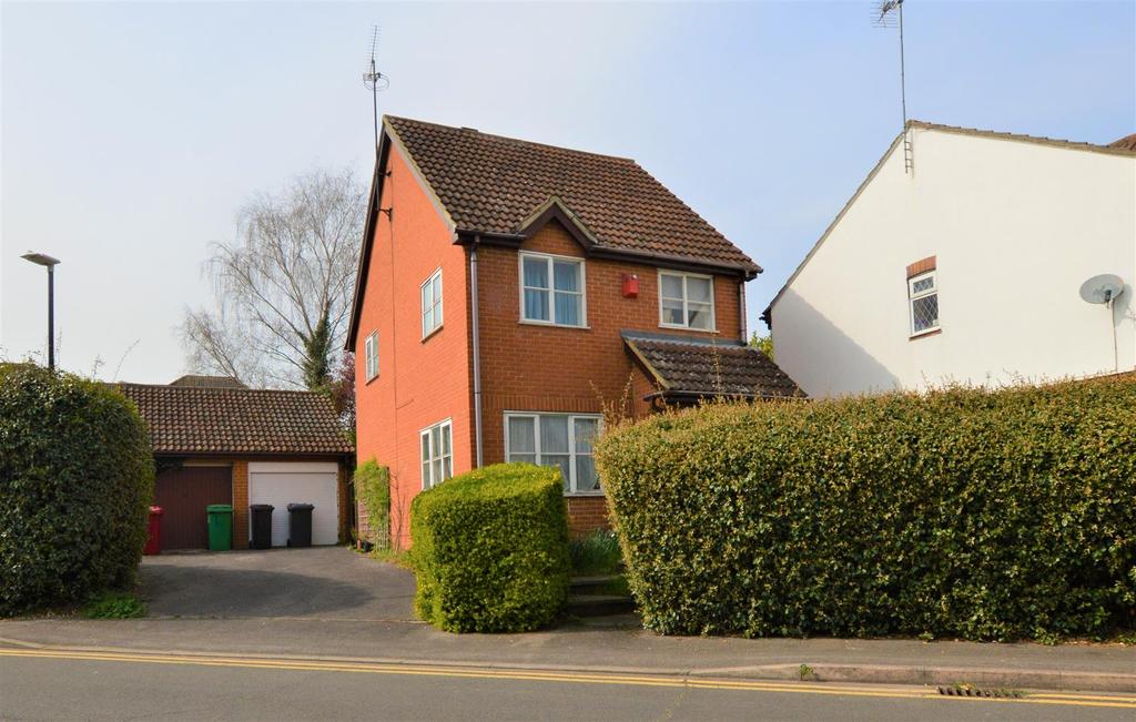 Littlebrook Avenue, Slough 3 bed detached house - £375,000