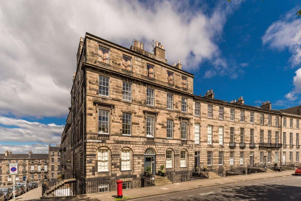 Nelson Street, Edinburgh 3 bed flat - £4,500 pcm (£1,038 pw)
