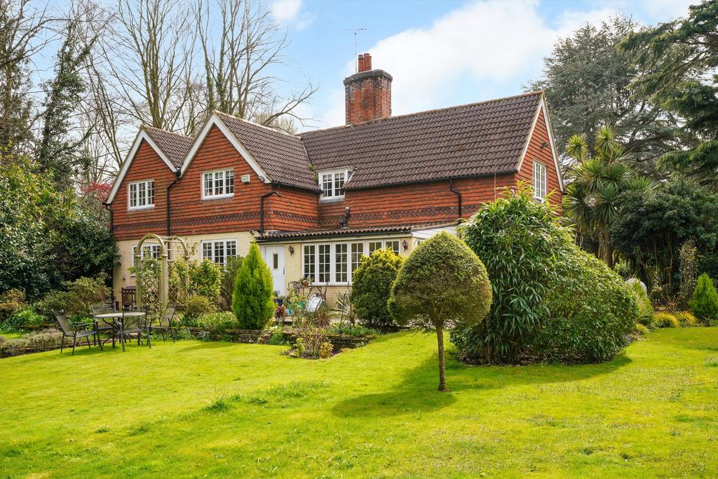 Copsem Lane, Esher, Surrey, KT10 5 bed detached house - £1,575,000
