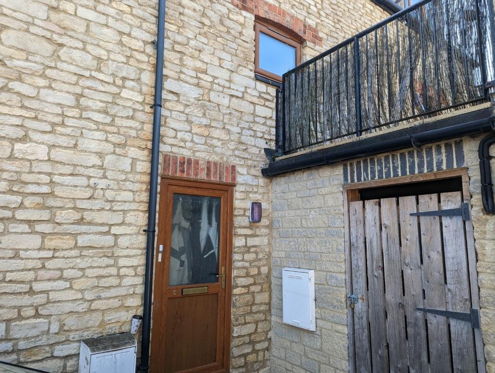 Brook Street, Raunds, NN9 3 bed maisonette - £725 pcm (£167 pw)