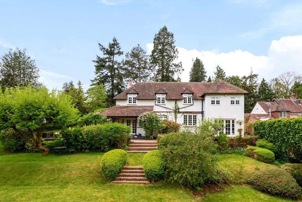 Churt Road, Hindhead, GU26 5 bed detached house - £1,350,000