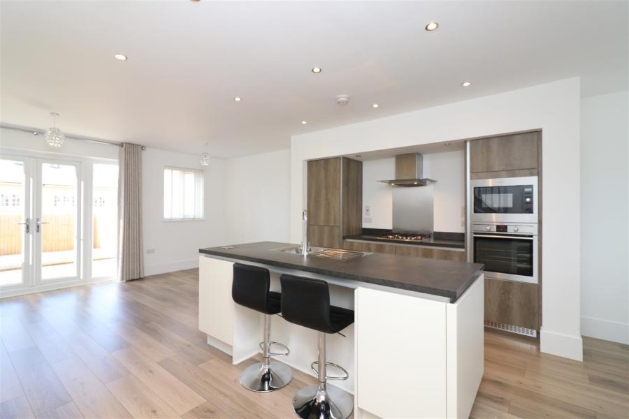 LOW HALL ROAD, HORSFORTH, LS18 4FQ 2 bed property - £1,100 pcm (£254 pw)