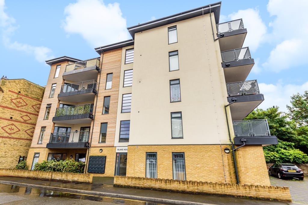 Slough, Berkshire, SL1 2 bed flat - £280,000