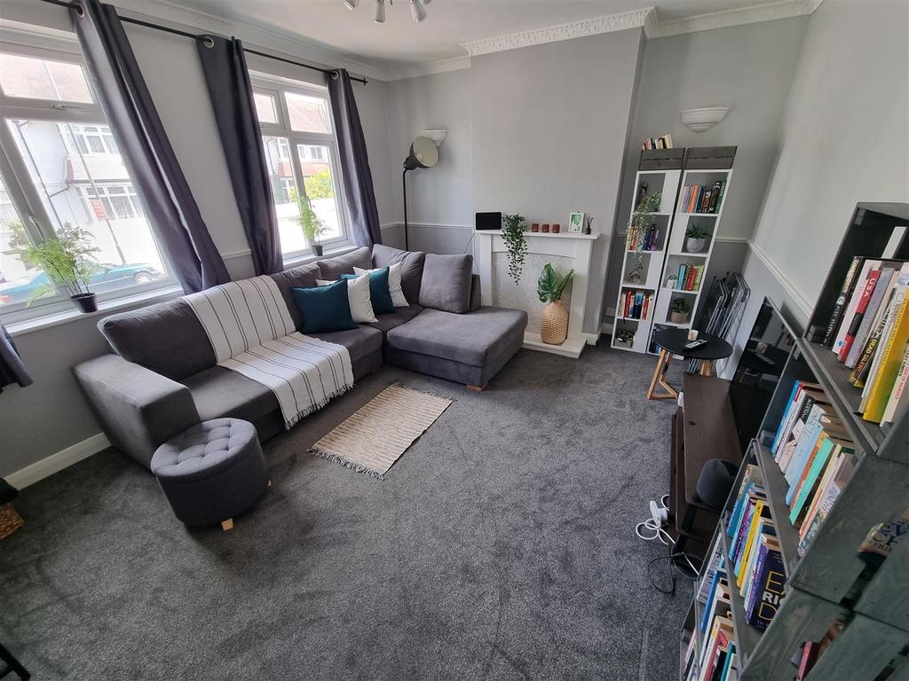 Southcroft Road, SW16 4 bed maisonette - £2,200 pcm (£508 pw)