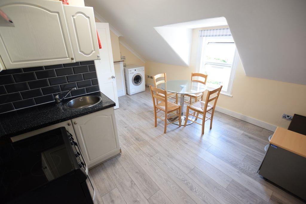 122 Whitley Street, Reading RG2 0EQ 1 bed flat - £725 pcm (£167 pw)