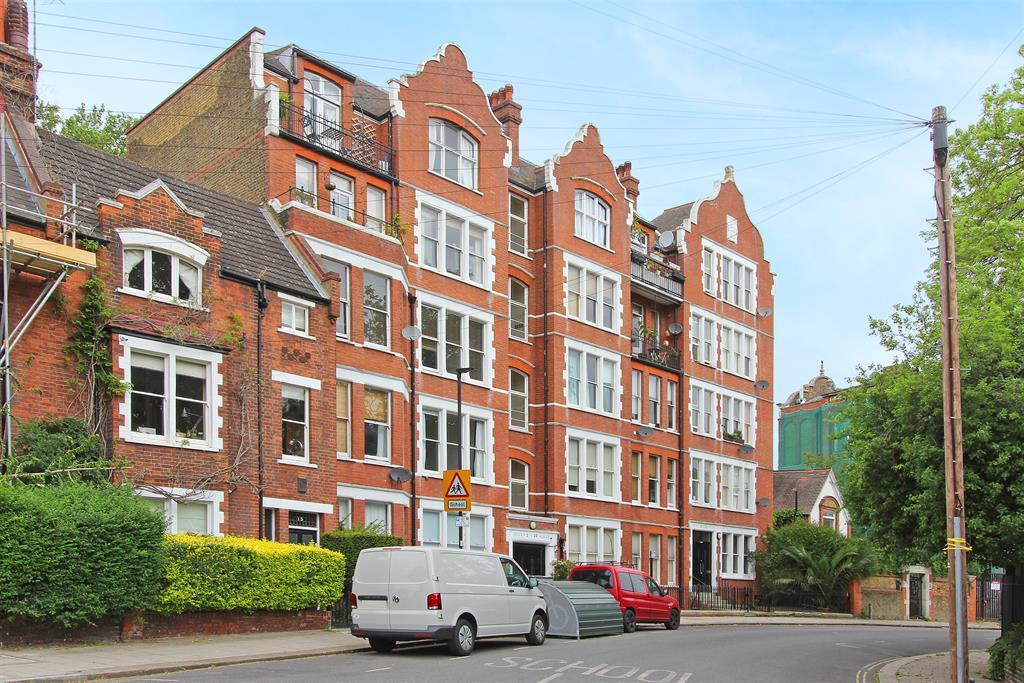 Cormont Road, London, SE5 9RE 1 bed flat - £1,395 pcm (£322 pw)