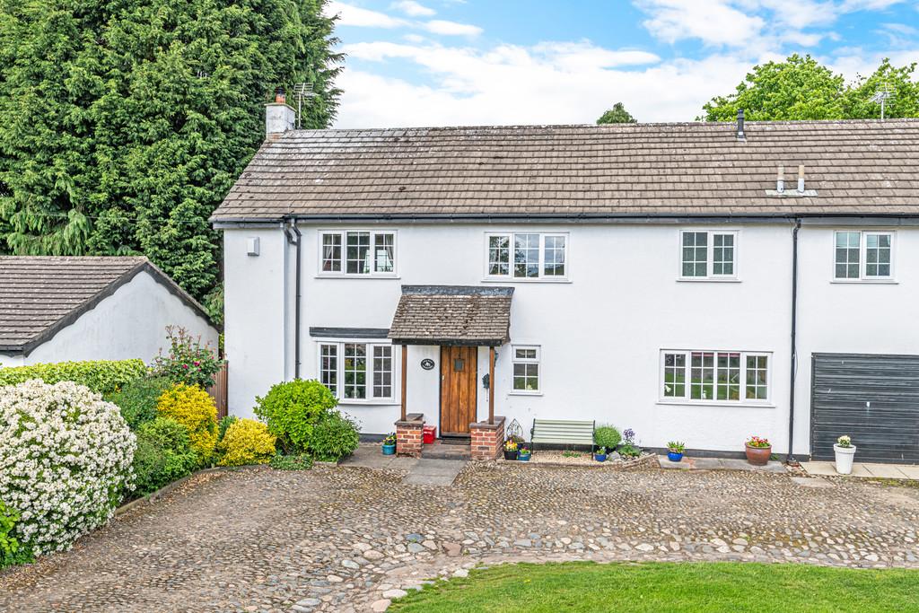 Old Hall Courtyard, Runcorn Road... 3 bed barn conversion - £525,000