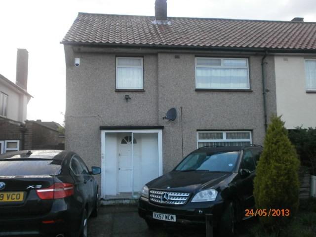 Lexden Drive, Romford, RM6 3 bed terraced house - £1,800 pcm (£415 pw)