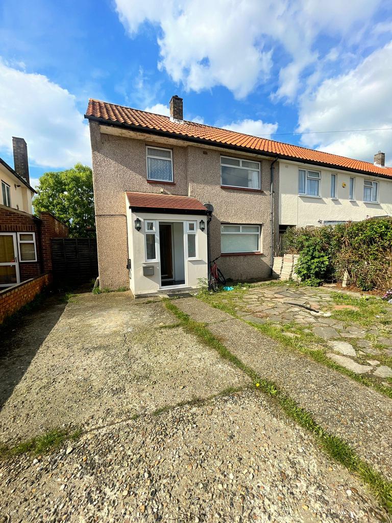 Lexden Drive, Romford, RM6 3 bed terraced house - £2,450 pcm (£565 pw)