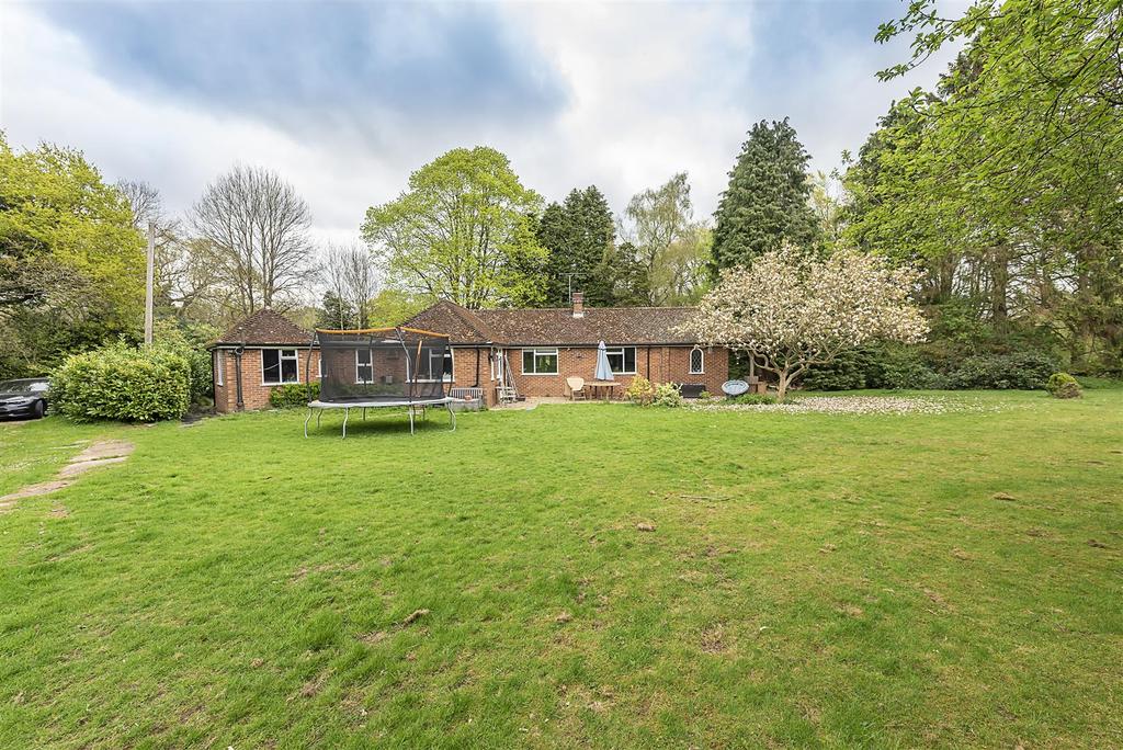 Dunstable Road, Studham 4 bed detached bungalow - £1,250,000