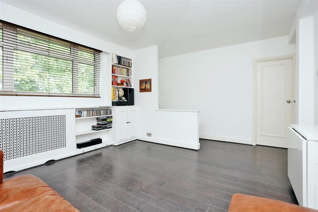 Hartington Court, Chiswick, W4 2 bed flat - £500,000