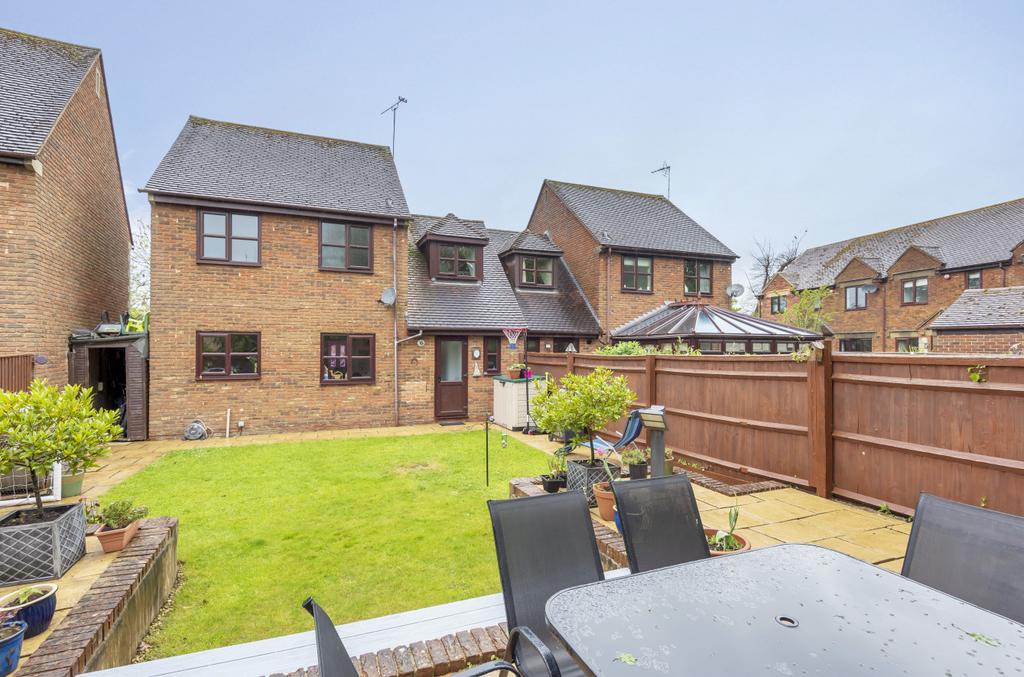Huntsland, Royal Wootton Bassett... 3 bed semi-detached house - £325,000
