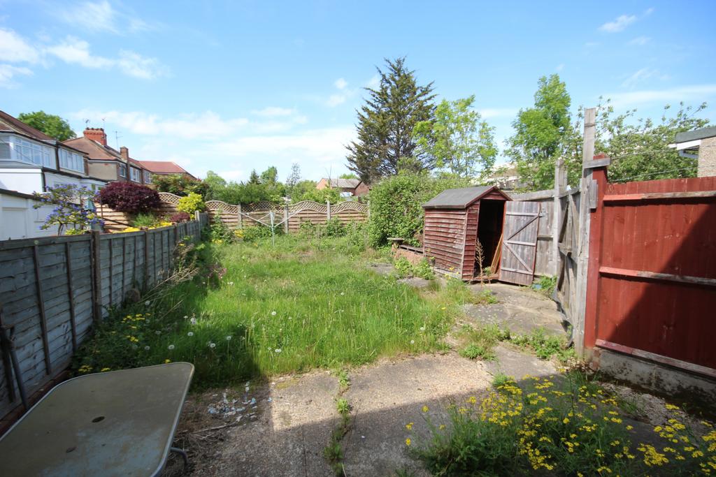 Alperton Lane, Perivale, Middlesex UB6 3 bed semi-detached house - £575,000