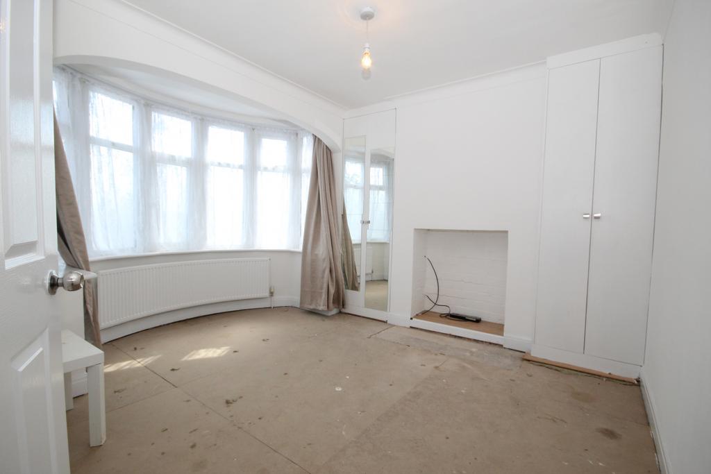 Alperton Lane, Perivale, Middlesex UB6 3 bed semi-detached house - £575,000