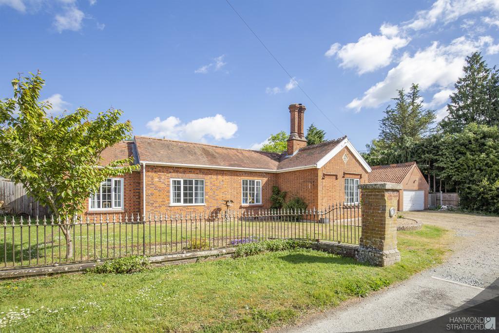 Hall Drive, Honingham 3 bed detached bungalow - £550,000