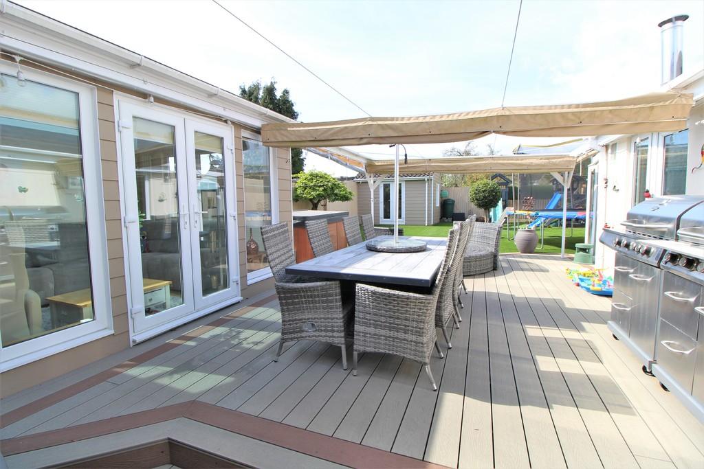 Church Road, Thorrington, Colchester... 4 bed chalet - £450,000