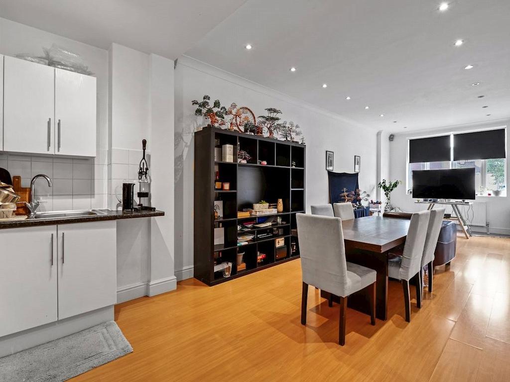 Osborne Mews, London, E17 2 bed apartment - £1,300 pcm (£300 pw)