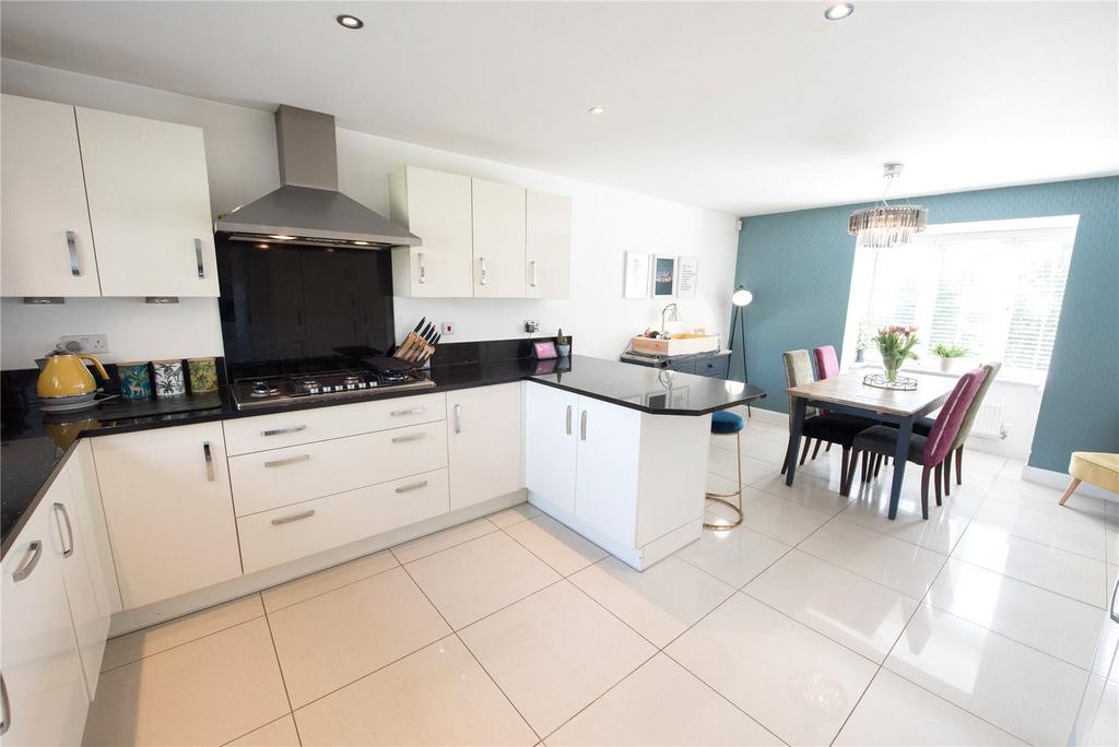 Clements Hall Way, Hawkwell, Hockley... 4 bed detached house - £600,000