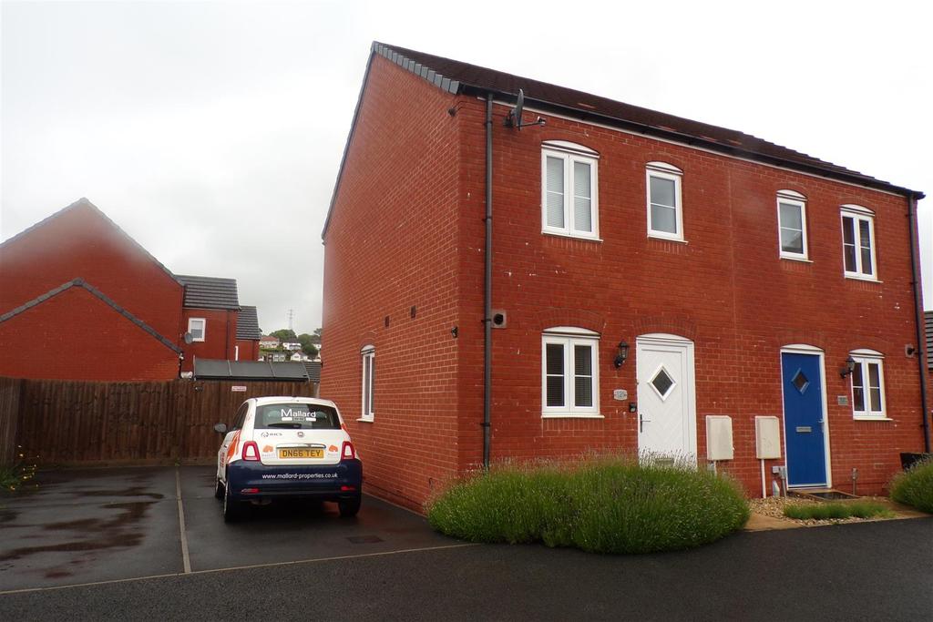 Stryd Bennett, Llanelli 2 bed house - £625 pcm (£144 pw)