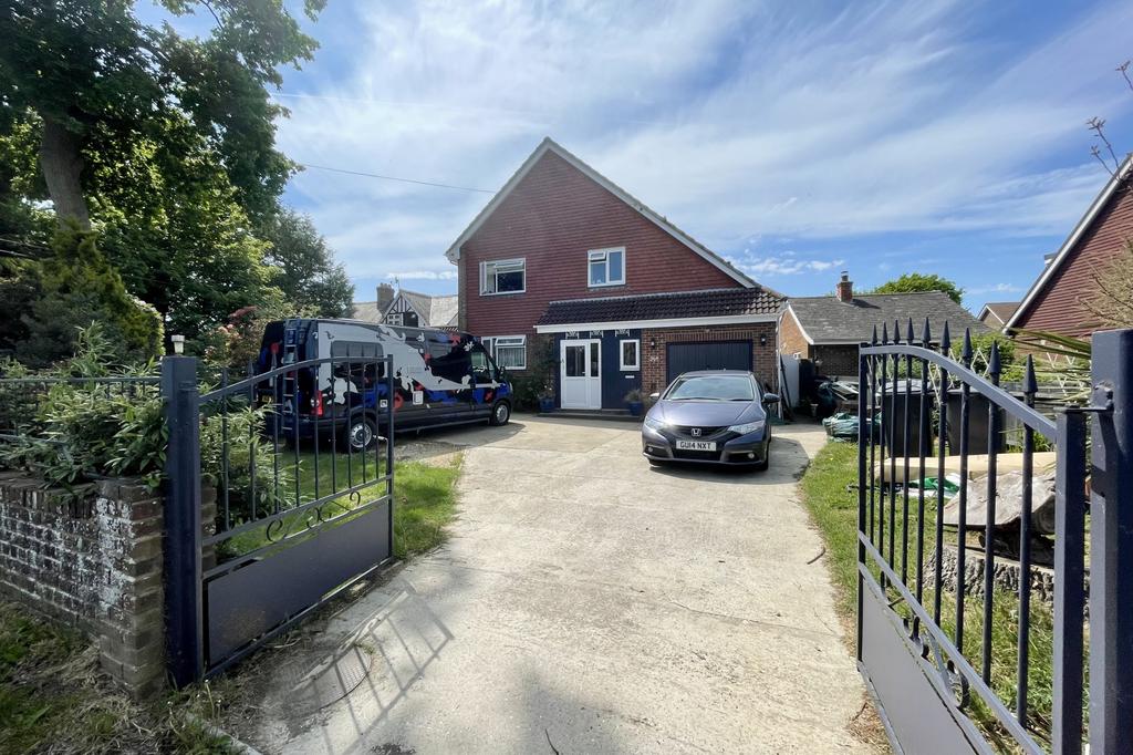 London Road, Hailsham, East Sussex, BN27 4 bed detached house - £525,000