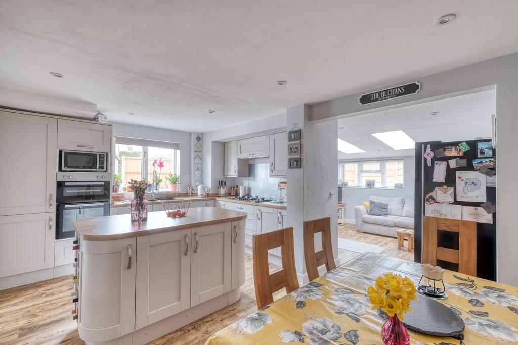 Laxton Avenue,Worcester,WR2 6EJ 3 bed semi-detached house - £300,000